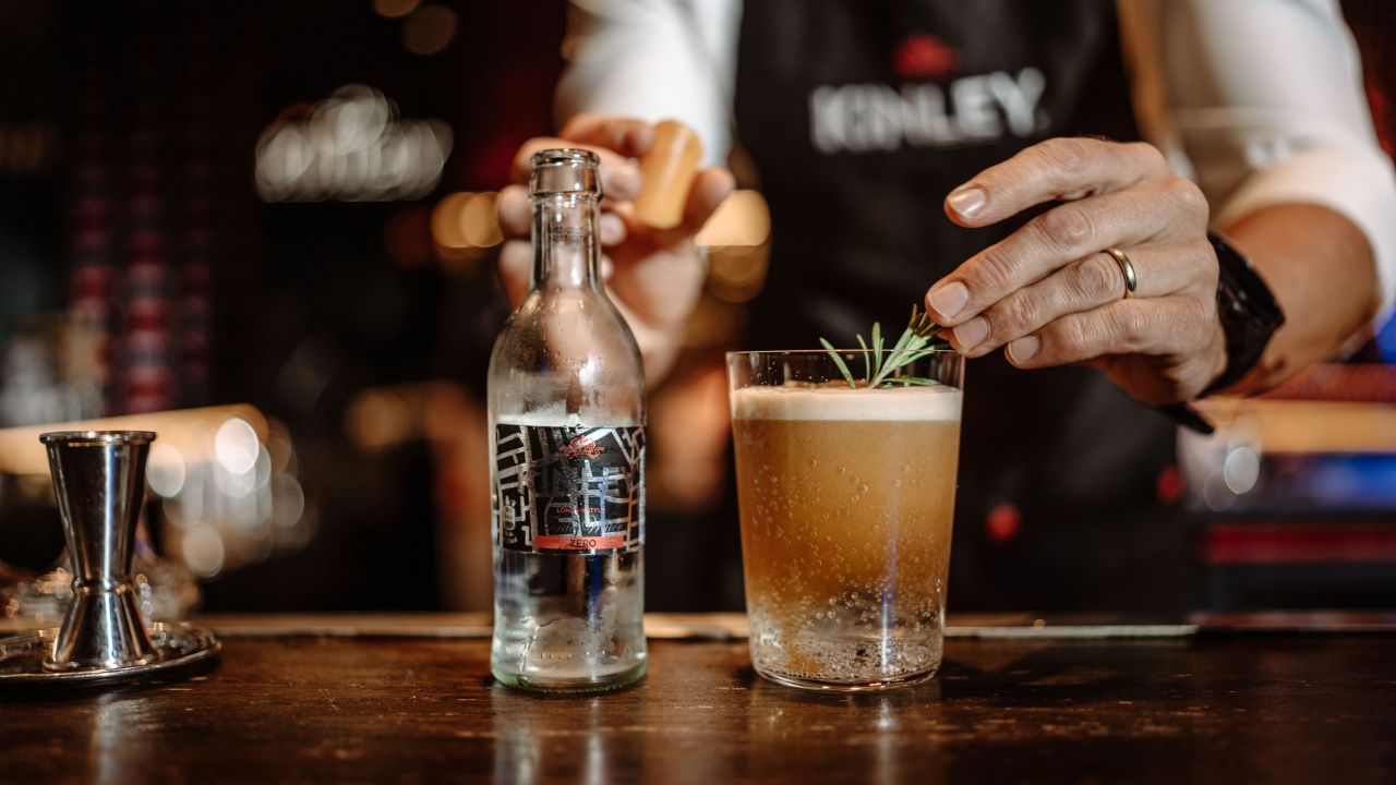 Coca-Cola představila nový Kinley Tonic Zero - VisitChef.com