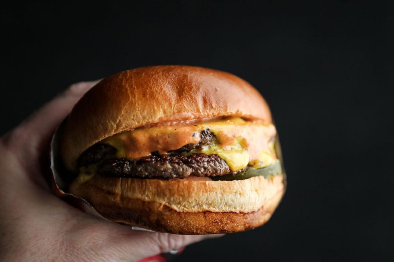 Curtis Duffy nově nabízí burger a hranolky - VisitChef.com